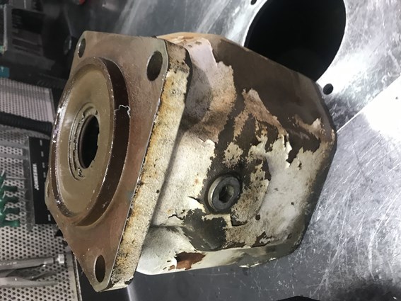 Electrolytic Rust Removal from Hydraulic Parts